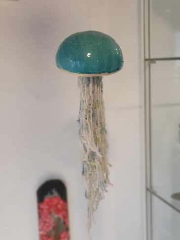 Qualle aus Keramik türkis mit weiß bunten Fäden - Naturstein Centrum LPM